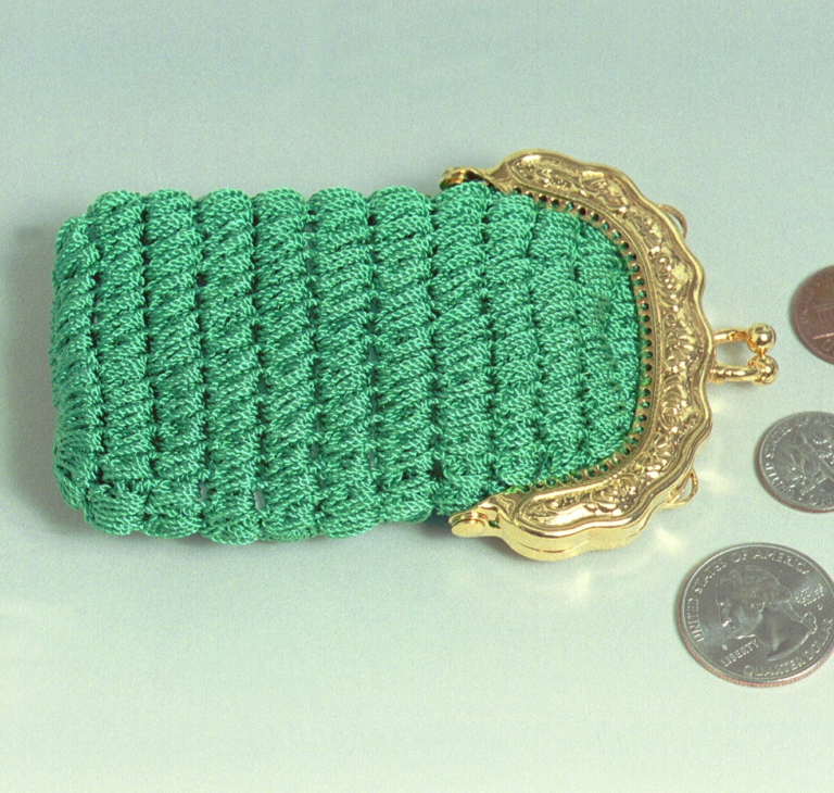 Cluster Stitch Change Purse - Twisted Yarns - Easy crochet pattern Cluster Stitch Change Purse - Twisted Yarns - Easy crochet pattern